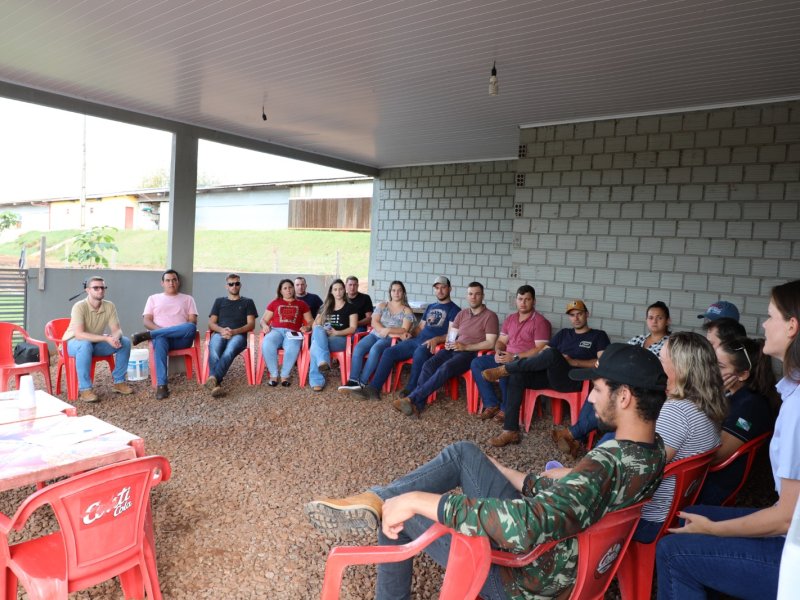 Jovens do Programa Conecta Peixes participam de Dia de Campo